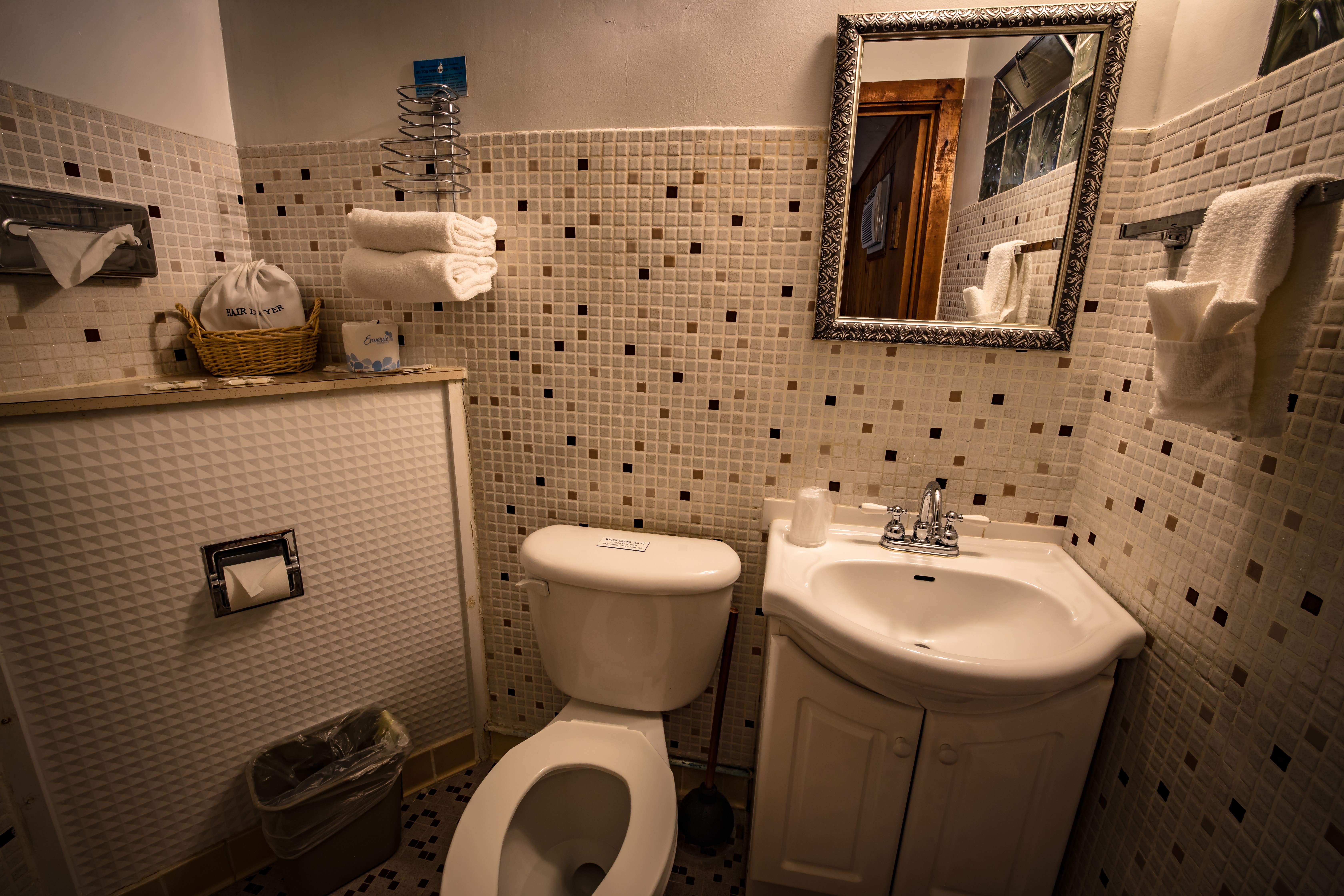 Standard Two Double Beds - The Riverside Motel