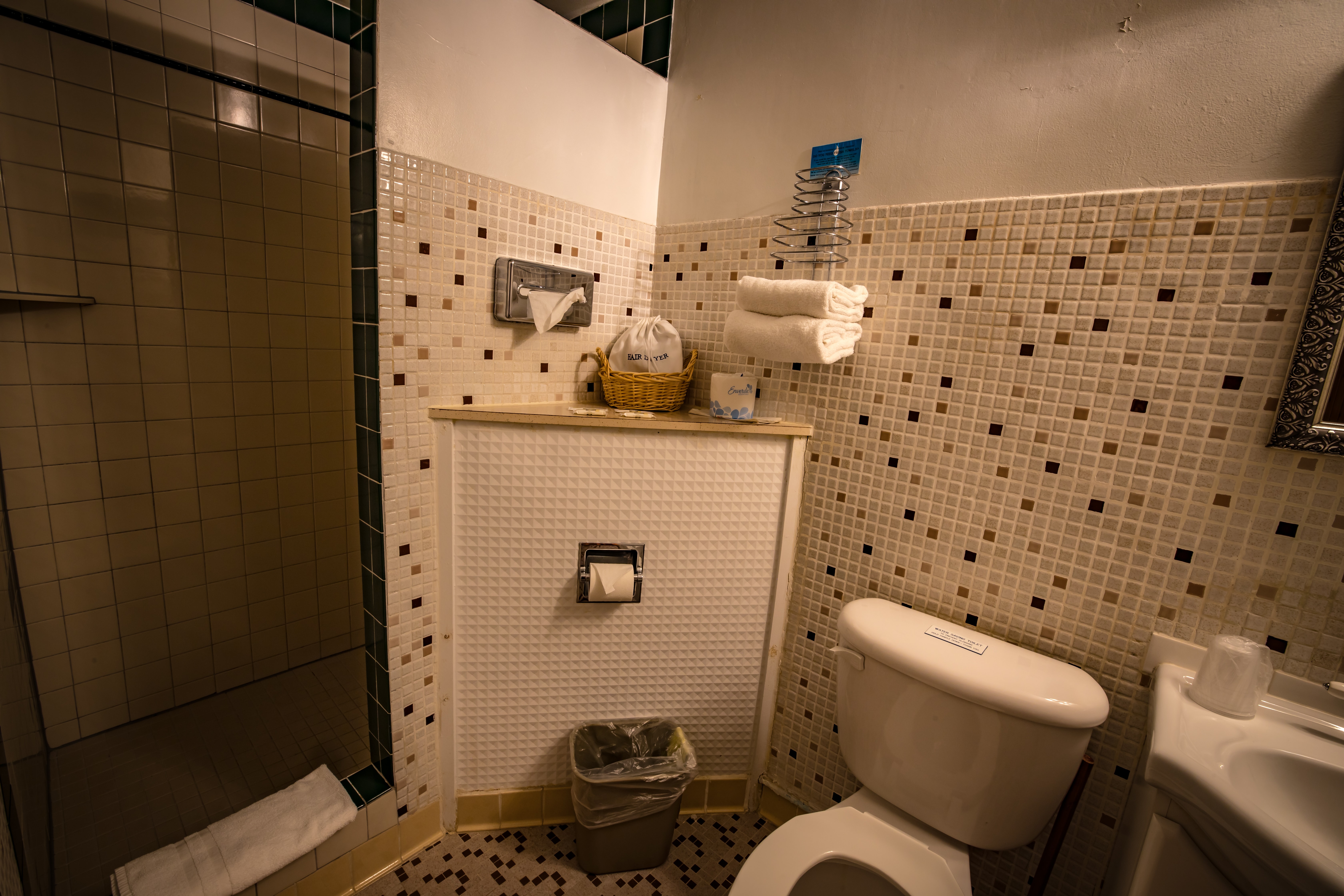 Standard Two Double Beds - The Riverside Motel